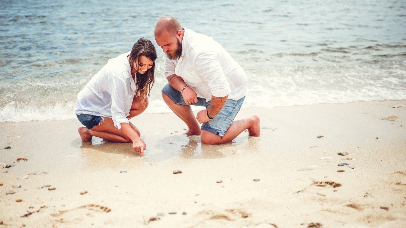 15 Dreamy Beach Date Ideas for Couples – From Picnics to Proposals ...