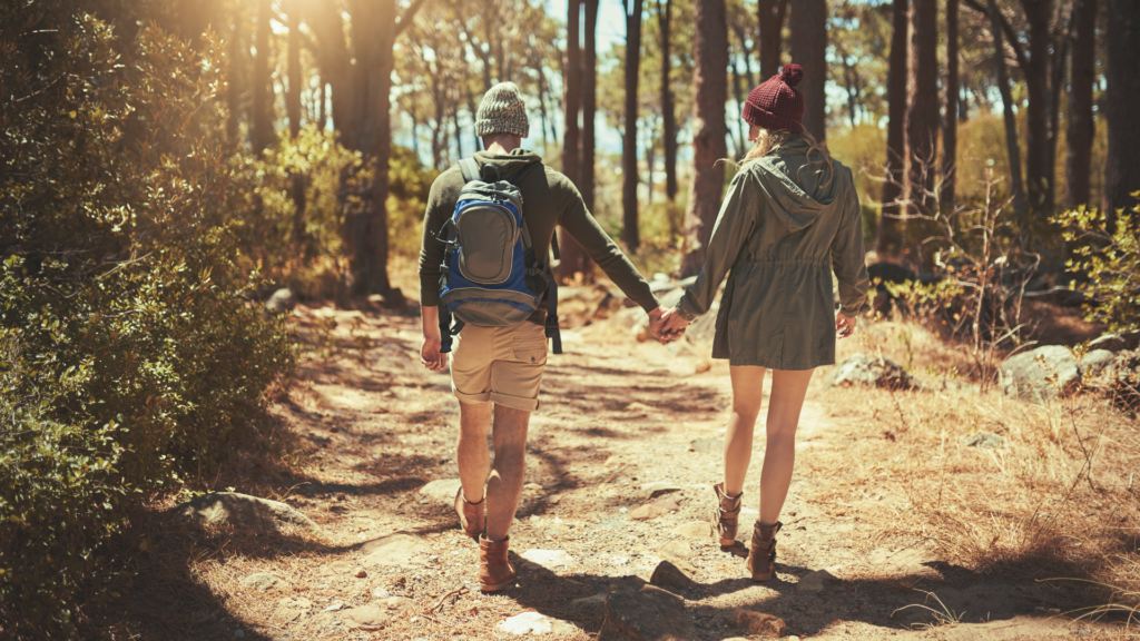 21 Romantic Hiking Date Ideas for Couples - foreverlovebird.com
